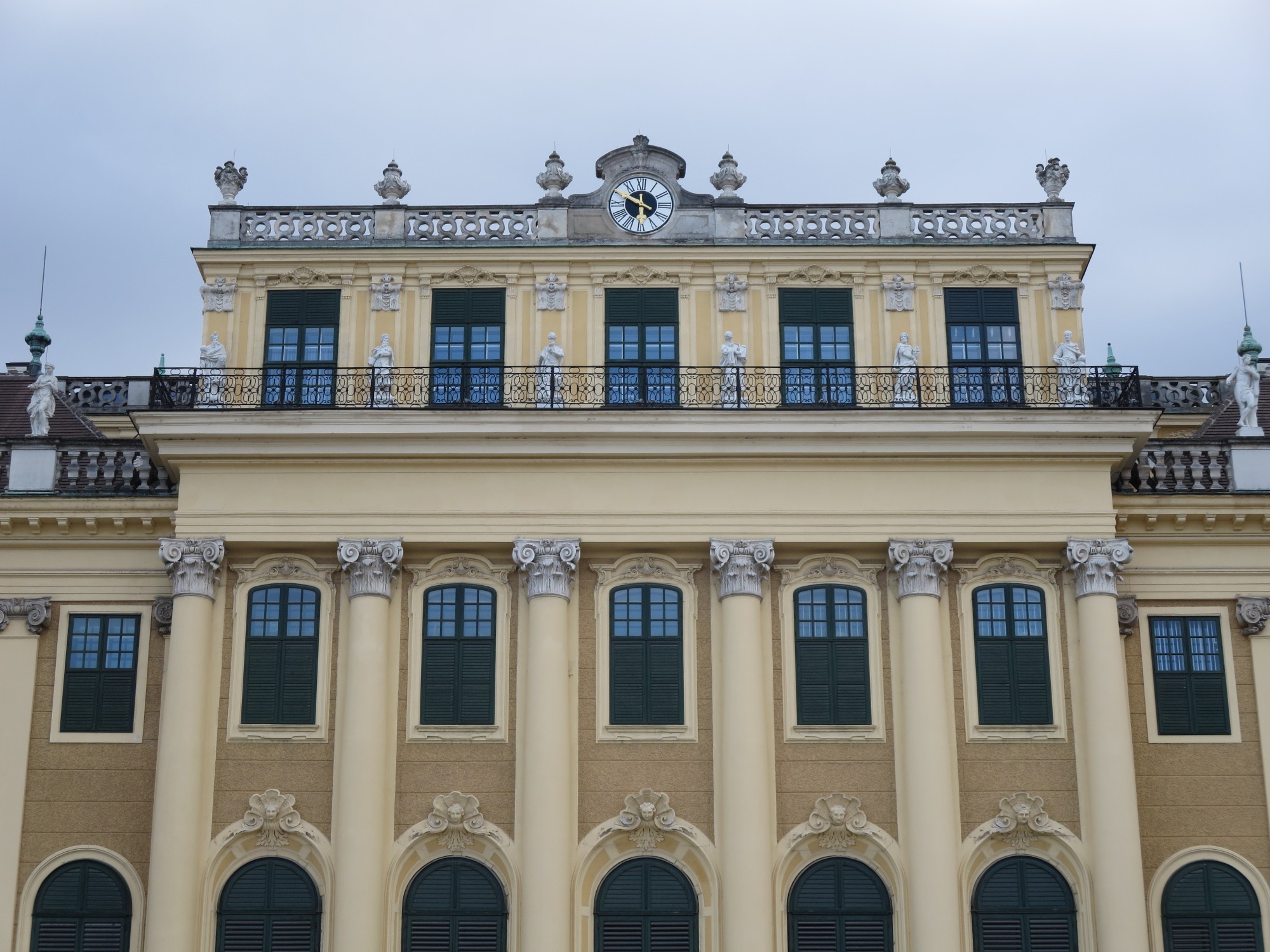 Dachuhr auf Nordseite (Ehrenhof) (1) | 13. Bezirk | Bilder im Austria-Forum