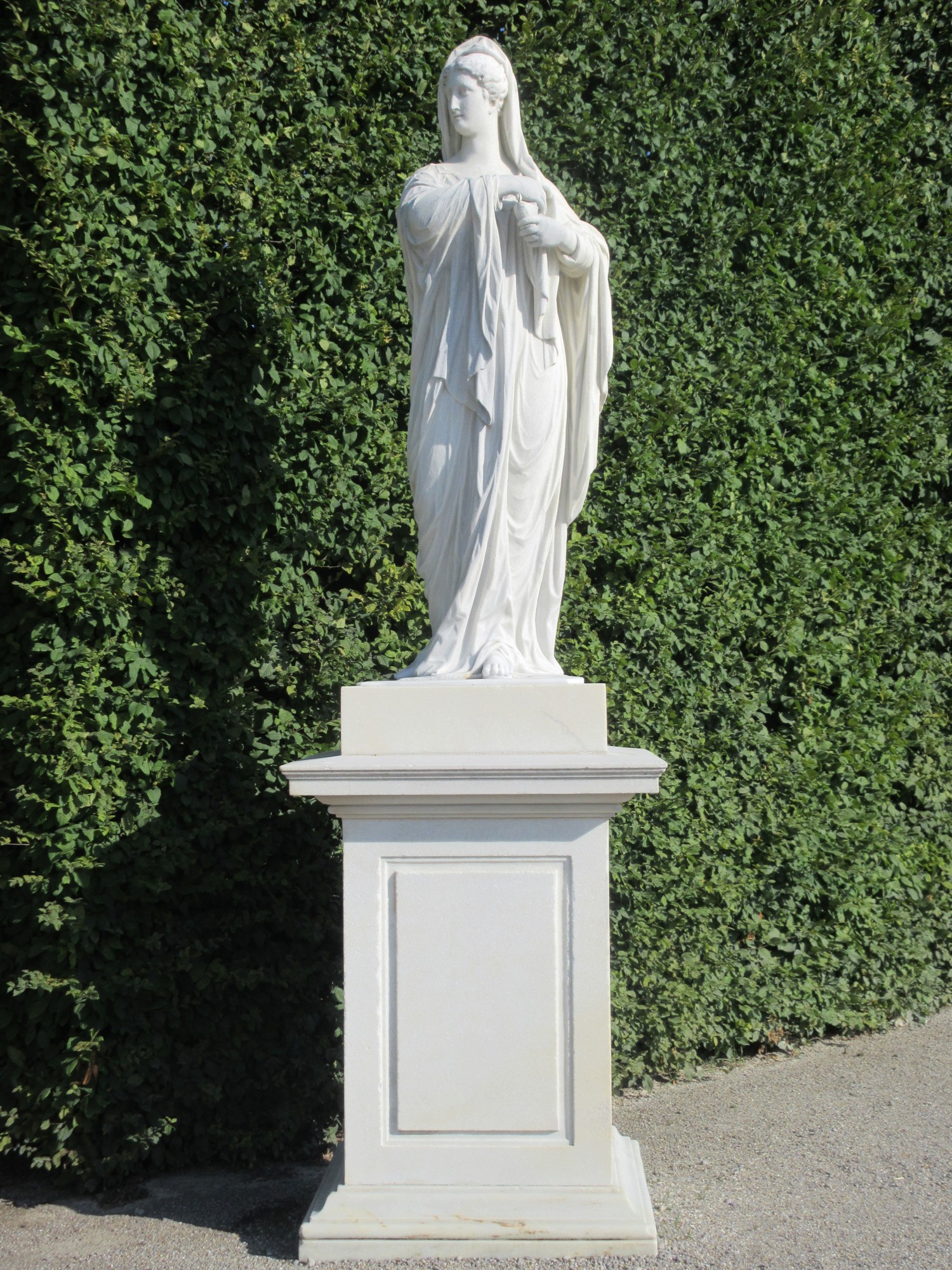 'Vestalin, in der Hand das Ewige Feuer' Statue von J. B. Hagenauer und ...