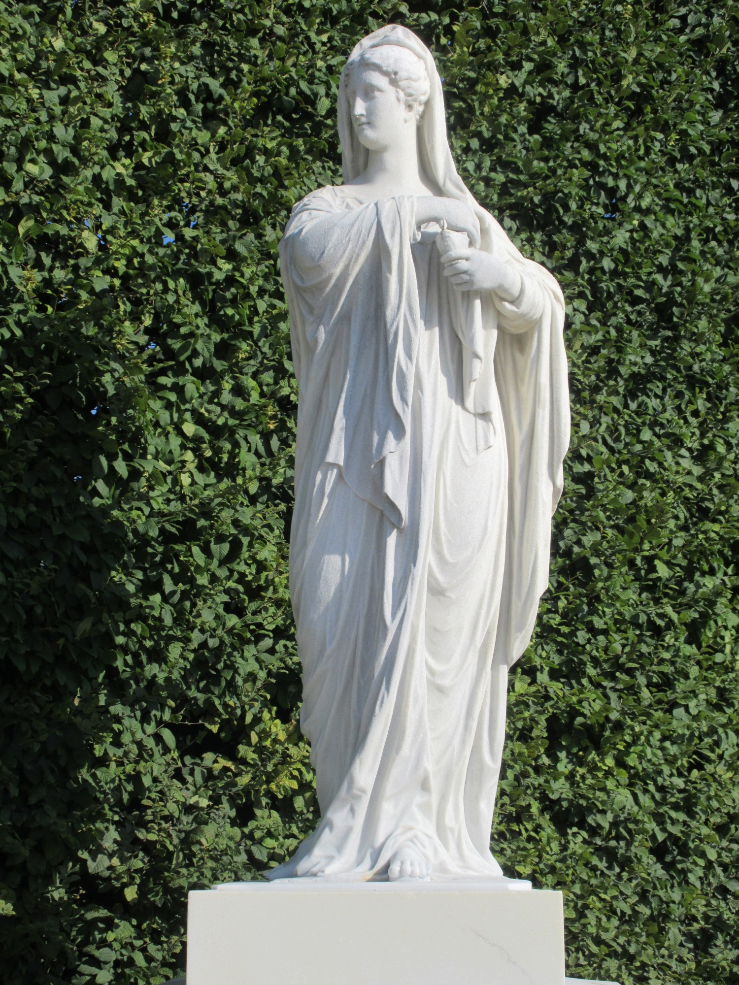 'Vestalin, in der Hand das Ewige Feuer' Statue von J. B. Hagenauer und ...