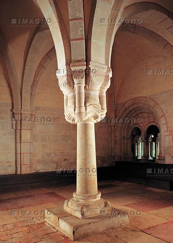 Romanische Mittelsäule mit reich gegliederten Kapitellen | Romanik ...