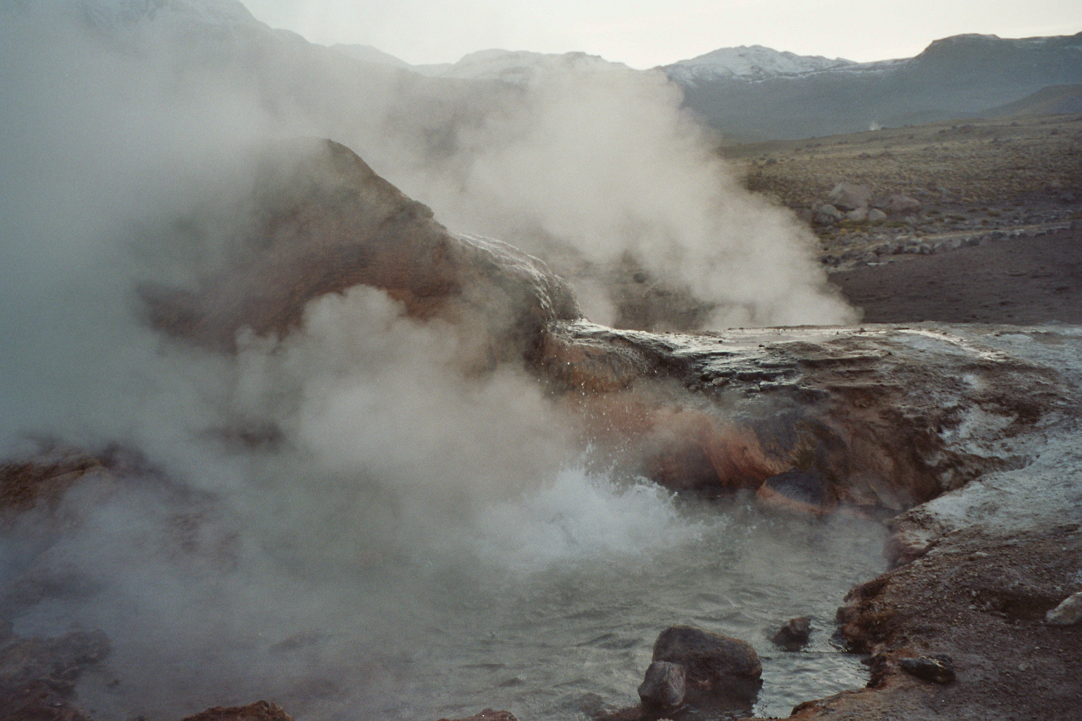 Geysers at daybreak (3) | Geyser plateau and the vulcano El Tatio ...