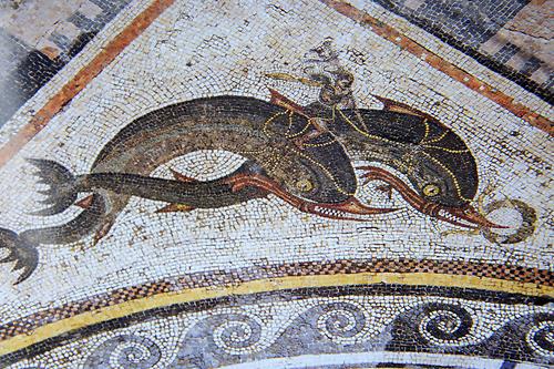 Apollon with Dolphins | Delphi | Pictures | Geography im Austria-Forum