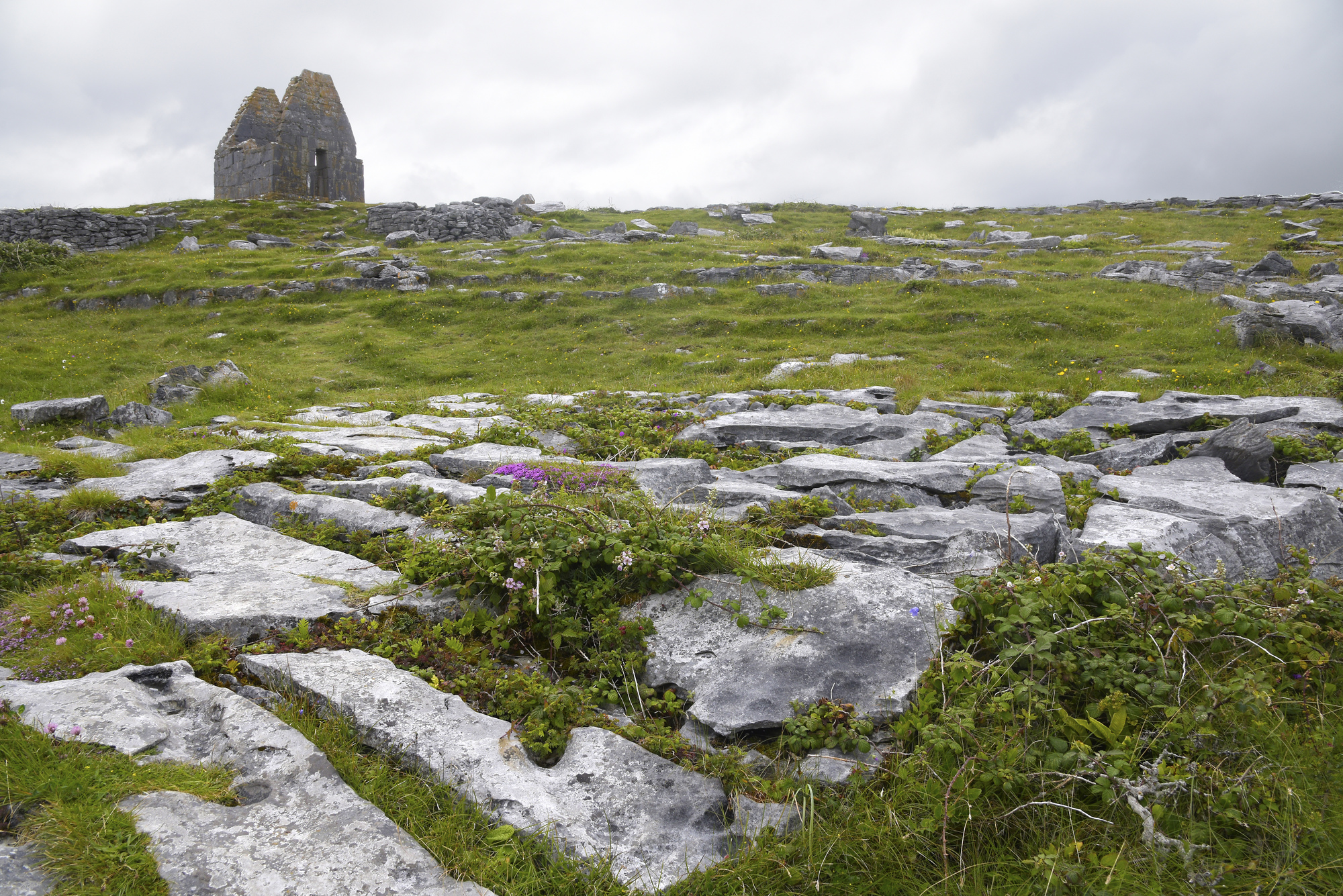 Inishmore Island - Teampall Bheanáin (1) | Connemara | Geography im ...