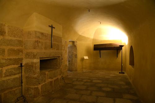 Tomb in the Monastery of Yuste | Monfragüe | Pictures | Geography im ...
