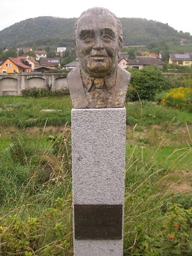 Richard Bamberger-Gedenkbüste | Paudorf | Niederösterreich | Bilder im ...
