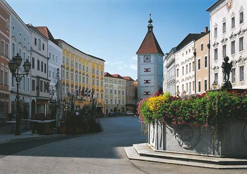 Stadtplatz Mit Ledererturm Wels Oberösterreich Bilder Im Austria